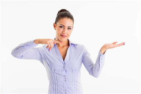 비즈니스 부과하는 앞에서 미소 짓는 젊은 여자 흰색 배경의 갈색 머리에 대한 스톡 사진 및 기타 이미지 갈색 머리 경영자