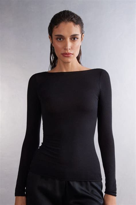 Bella Hadid E Kendall Jenner Continuano A Indossare Questo Top