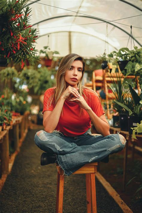 다리가 꼬인 모델 물 미소 짓는 소파 수직 쐈어 앉아 있는 알약 병 여성 유리 패션 사진에 관한 무료 스톡 사진