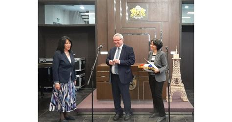 Емблема на френската гимназия в Бургас стана Офицер на Ордена на Академичните палми