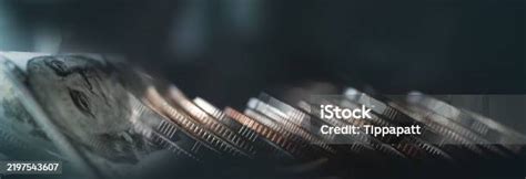 금융 및 투자 배경을 위한 복사 공간이 있는 동전 및 Usd 지폐 동전 스택 통화 환전 사업 이익 위험 관리 세계 경제 개념 개념에 대한 스톡 사진 및 기타 이미지 Istock