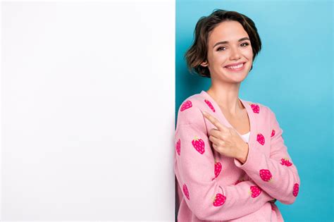 좋은 쾌활한 사람의 사진 이빨 미소 직접 손가락 빈 공간 제안 공백 파란색 배경에 격리 25 29세에 대한 스톡 사진 및 기타