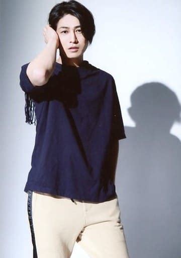 駿河屋 丸山敦史膝上・衣装黒・右手頭・左手下・左寄り・背景白バースデーイベント「丸山敦史・感謝の会合 ～真・信～」会場限定生写真（男性生写真）