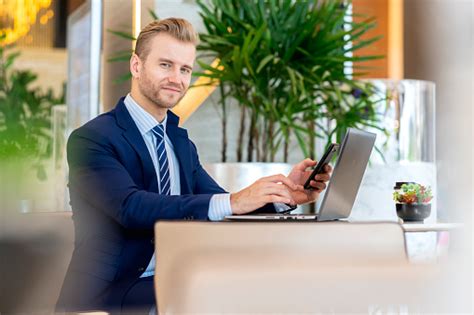 행복과 초점 Successsful 비즈니스 아이디어 개념과 노트북 및 스마트 폰 통신 작업 정장 스마트 백인 사업가 경영자에