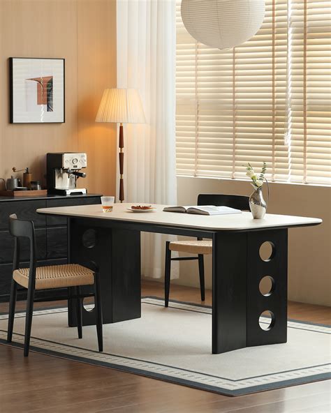 건강한 원목가구 예스우드 공간은 더 따뜻해지고 마음은 더 가까워지는 온 가족 함께하는 순간 프라하 오크 원목 원형 세라믹 식탁은 그런 소중한 순간을 품위 있게 채워