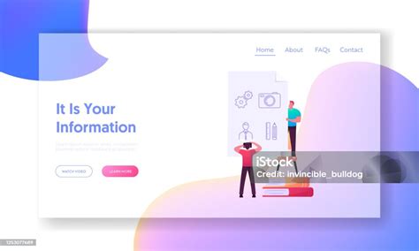 스파이 정보 코딩 및 암호화 방문 페이지 템플릿 카메라에 기호와 작은 남성 캐릭터 촬영 시트 중요한 정보를 훔치는 직원 만화