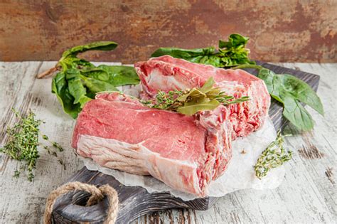 고기 커틀릿은 바베큐에 절인 요리에 대한 준비가되어 있습니다 고기는 플라스틱없이 환경 친화적 인 종이와 직물에 저장됩니다 날것에