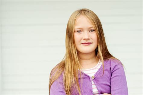 귀여운 작은 89 년 오래 된 여자 긴 머리를 가진 백색 배경에 대하여 서 보라색 자 켓을 입고 야외 초상화 가족에 대한 스톡 사진 및 기타 이미지 Istock