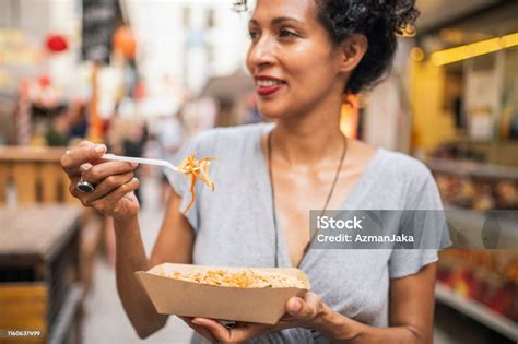 부다페스트 의 거리에서 현지 패스트 푸드를 먹는 아름다운 히스패닉 여성 길거리 음식에 대한 스톡 사진 및 기타 이미지 길거리