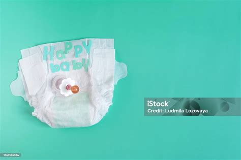 색칠 문자에 비문 행복한 아기와 아기 가벼운 기저귀 밝은 배경에 젖꼭지 텍스트 0명에 대한 스톡 사진 및 기타 이미지 0명 개인 장식품 건강관리와 의술 Istock