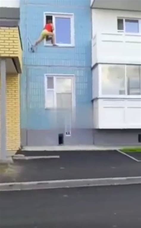 捉奸悲剧！人妻爬窗回家疑捉奸，2楼失足坠地亡，影片疯传极悽惨