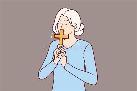 католическая женщина целует христианский крест совершая ритуал поклонения религиозной святыне