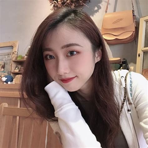 報到第一天 重感冒還沒好 逛了一圈賣場，在座位上看了幾本檔期dm還有網站跟臉書文案看到快睡著。 不過同事跟主管人很好，光是這點我已經心滿意足了