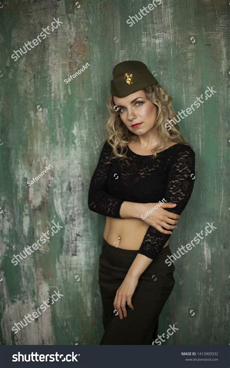 Sexy Girl Army Uniform Salutes Stock Photo 1413909332 Shutterstock