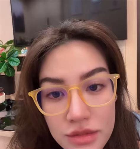 B On Twitter Everyone Might Think Shes Perfect But Only The Ppl Who