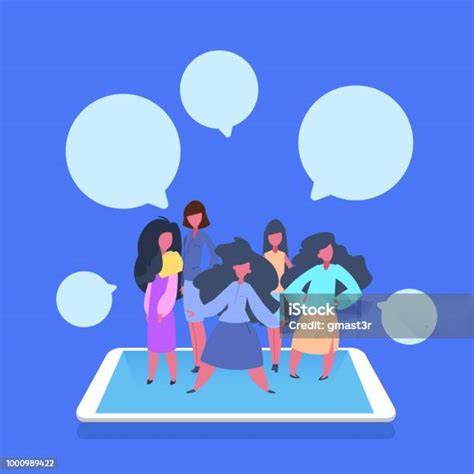 여자 팀 채팅 거품 응용 프로그램 통신 여성 만화 캐릭터 다양성 포즈 파란색 배경 전체 길이 플랫 경영자에 대한 스톡 벡터 아트 및 기타 이미지 Istock