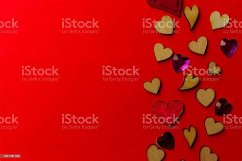 붉은 배경에 나무와 크리스탈 하트에서 발렌타인 데이 배경 공간을 복사합니다 사랑과 결혼 컨셉 결정체에 대한 스톡 사진 및 기타