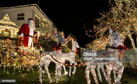 다이커 하이츠 의 크리스마스 장식 브루클린의 이웃은 매 크리스마스마다 사치스러운 디스플레이로 유명합니다 뉴욕 미국 산타 클로스에 대한 스톡 사진 및 기타 이미지 Istock