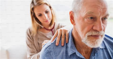 건강 방문자와 가정 방문 중 노인 남자를 진찰하는 여자 간호사 또는 의사 사진 Unsplash의 슬로바키아 이미지