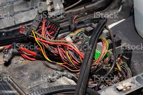 여러 가지 빛깔의 적색 및 녹색 전선 배선 수리점 및 전기 및 디지털 신호를 연결 하 고 전송 하는 전기 기술자의 커넥터 및 단자를 갖춘 대형 와이드 케이블 베틀에 대한