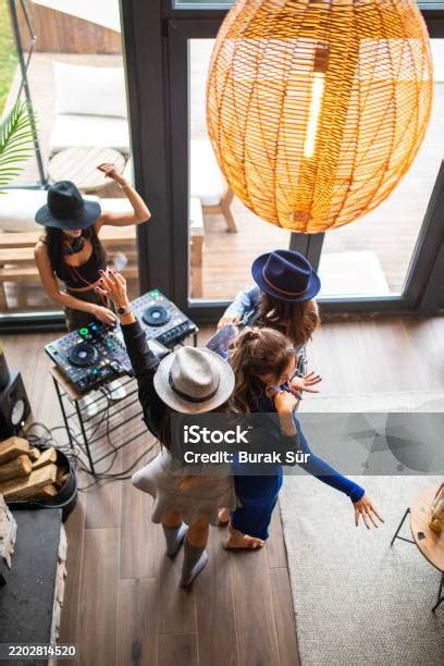 집에서 자기들끼리 재미있게 놀고 Dj 공연에 맞춰 춤을 추는 여성 무료 여성 Dj에 대한 스톡 사진 및 기타 이미지 Dj Performing Arts Event 가정