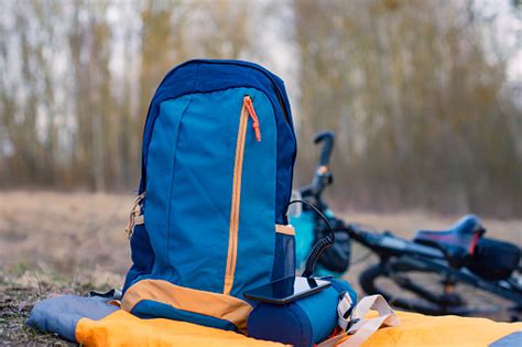 휴대용 충전기는 스마트폰에 충전합니다 나무와 자전거의 배경에 케이블전원 은행 Usb 케이블에 대한 스톡 사진 및 기타 이미지 Usb 케이블 Usb 포트 그래픽 사용자