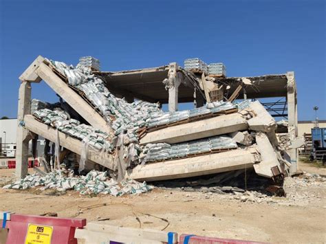 Partial Collapse Test Of A Precast Concrete Structure Building Resilient