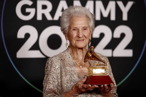 Neto Grava Avó Cantando E Ela Vence Grammy Latino Aos 95 Anos Unebrasil