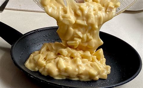 Смешиваем нарезанные яблоки с жидким тестом и выливаем на сковороду Через 15 минут пирог готов