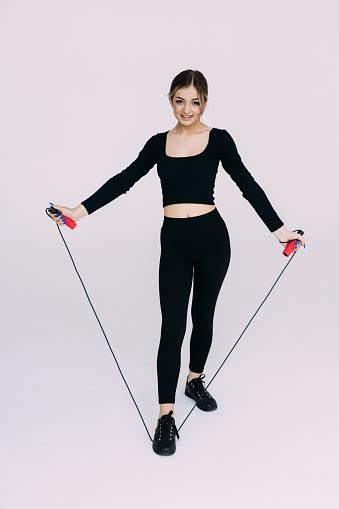 하얀 배경 위에 줄넘기로 운동을하는 젊은 스포티한 아름다운 여성 모션에 대한 스톡 사진 및 기타 이미지 모션 백인종
