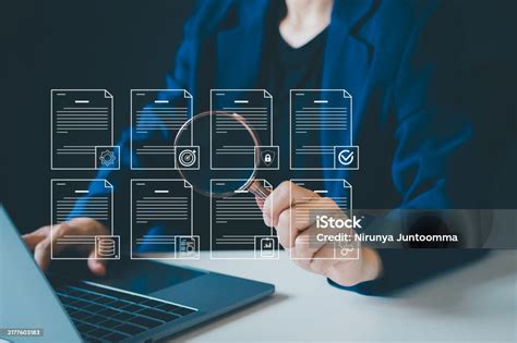 문서 관리 및 감사 개념 비즈니스 전략 및 비즈니스 프로세스 관리를 위한 가상 화면에 문서 아이콘이 있는 사업가 관리 승인 및