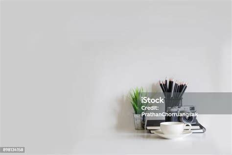 오피스 공급 카메라 커피 컵 공장 장식 및 선물에 대 한 빈 복사 공간에 연필 뭔가 0명에 대한 스톡 사진 및 기타 이미지