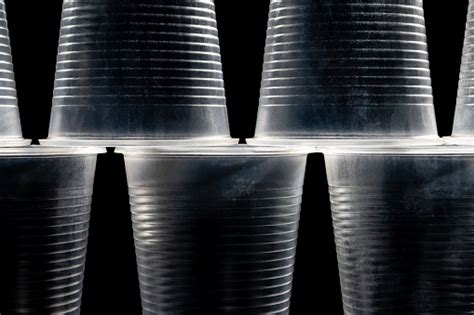 검은 색 배경에 플라스틱 컵으로 만든 피라미드의 클로즈업 0명에 대한 스톡 사진 및 기타 이미지 0명 개체 그룹 검정색