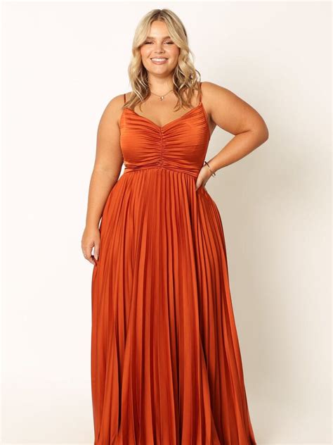 32 Trendy Plus Size Dresses For Wedding Guests In 2024