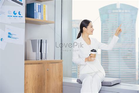 사무실에서 커피를 마시는 사업 아가씨 사진 무료 다운로드 Lovepik