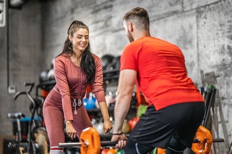 남자 리프팅 바벨 동안 개인 트레이너 도움 그녀 에 체육관 2명에 대한 스톡 사진 및 기타 이미지 2명 강사 건강한 생활방식 Istock