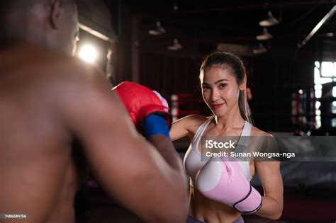 피트니스 시설 강사 여성 권투 선수가 무에타이 무술을 방어 무기로 사용하도록 훈련 2명에 대한 스톡 사진 및 기타 이미지 2명 Practice Drill