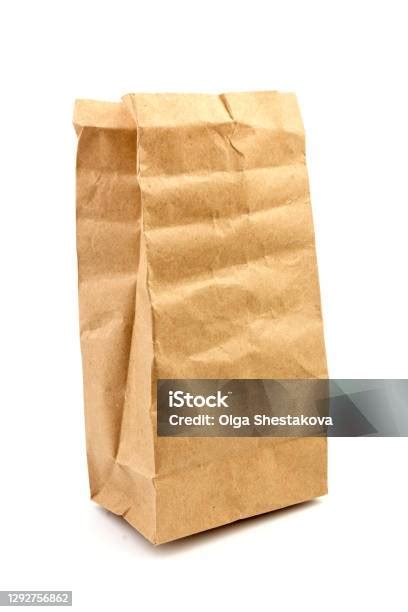 흰색 배경에 갈색 크래프트 종이의 종이 일회용 가방 플라스틱 포장거부 개념 디자이너 템플릿 비접촉식 제품 배달을위한 포장 0명에