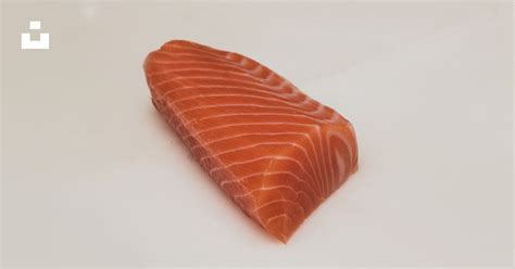 흰 표면에 얇게 썬 생선 고기 사진 Unsplash의 무료 음식 이미지