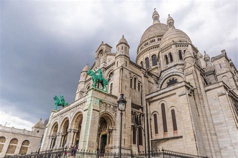 흐린 날에는 사크 르 쾨 르 대성당을 조망 하실 수가 있습니다 성스러운 마음의 바실리카 파리 프랑스 건축에 대한 스톡 사진 및 기타 이미지 Istock