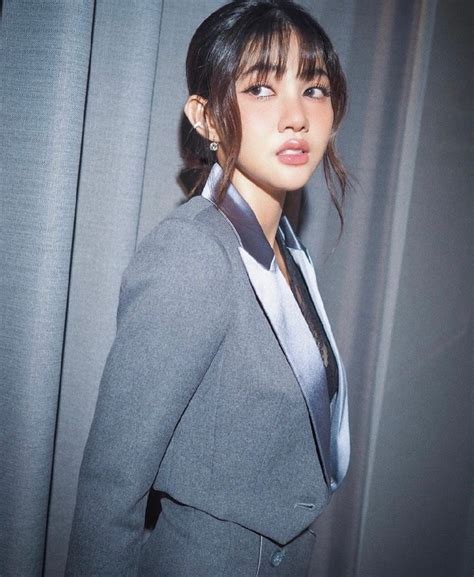 ស៊ីន យូប៊ីន ស្លៀកពីរឈុតនេះ ចូលរួមកម្មវិធីទទួលពាននៅថៃ លេចធ្លោខ្លាំង Khmerload Cambodia Latest