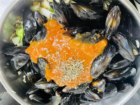 바게트 곁들인 로제 토마토 홍합 스튜 만드는법