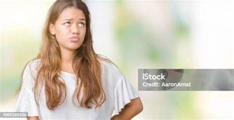 입술 고 우 스 꽝 스러운 제스처와 함께 고립 된 배경 만드는 물고기 얼굴 젊은 아름 다운 갈색 머리 비즈니스 여자 재미 있는 식입니다 귀여운에 대한 스톡 사진 및 기타