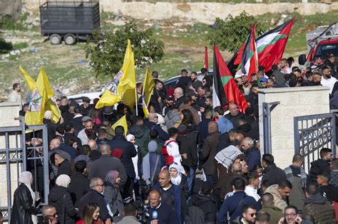 Un Centenar De Presos Liberados Por Israel Llegan A Ramala Donde Son