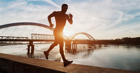 야외에서 피트니스 훈련 일출과 함께 이른 아침에 일하는 잘 생긴 남자 밖에서 훈련하는 근육질의 남자 화창한 피트니스 아침 사진 Unsplash의 모닝 런 이미지