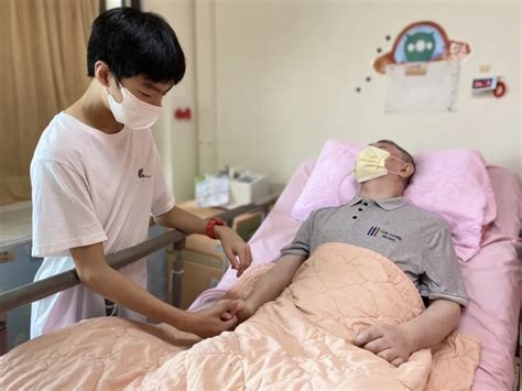 孝子作畫手捧愛心 盼植物人父早日甦醒 威傳媒新聞 Winnews 孝子作畫手捧愛心 盼植物人父早日甦醒 威傳媒新聞 Winnews