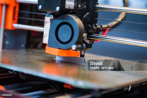 자동 3 차원 3d 프린터가 제품 제작을 수행 합니다 현대식 3d 프린팅 또는 적 층 제조 및 로봇 자동화 기술 0명에 대한 스톡 사진 및 기타 이미지 Istock