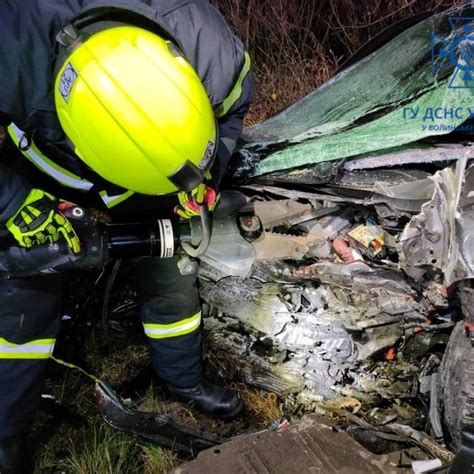 Смертельна ДТП на Волині рятувальники діставали тіло загиблого водія Insider Media