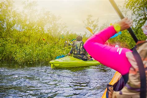 수상 활동 야외에서 강에서 카약을 타는 동안 카약 패들을 들고 있는 여행자 2명에 대한 스톡 사진 및 기타 이미지 2명 강 관광객 Istock