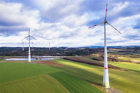 고속도로 근처의 현대 태양 전지판과 풍력 터빈의 공중보기 0명에 대한 스톡 사진 및 기타 이미지 0명 고가 도로 도로 교차로 고속도로 Istock